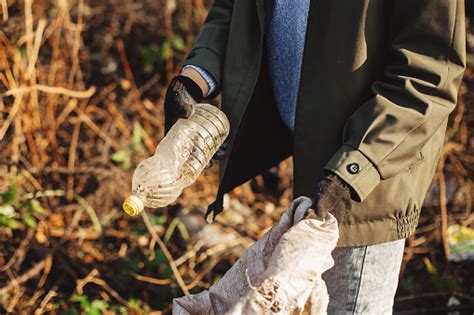 공원에서 더러운 플라스틱 병을 줍는 자원 봉사자 여자 손 장갑에 쓰레기를 따기 가방에 쓰레기를 수집 일회용 플라스틱으로 자연 을 정화 가방에 대한 스톡 사진 및 기타 이미지