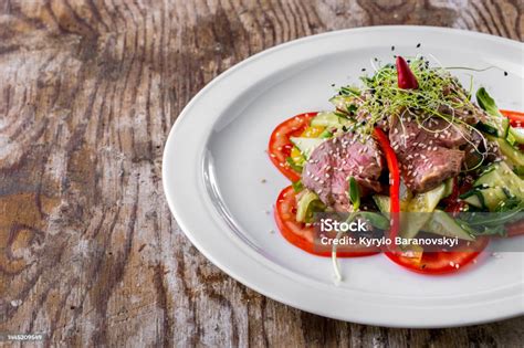 고기 토마토 녹두 샐러드 어린 새싹 양상추 오이 고추를 나무 배경에 접시에 담은 샐러드 갈색에 대한 스톡 사진 및 기타 이미지 Istock