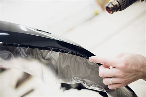 자동차 페인트 보호 필름 랩 범퍼를 설치 하는 작업자 손 긁힌에 대한 스톡 사진 및 기타 이미지 긁힌 기계공 러시아 Istock