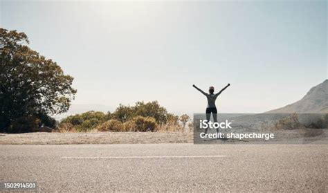 산 자유 및 피트니스 우승자 여성 또는 운동 선수 예 성취 및 성공 또는 뒤에서 축하합니다 하이킹 목표 목표 또는 하늘 모형으로