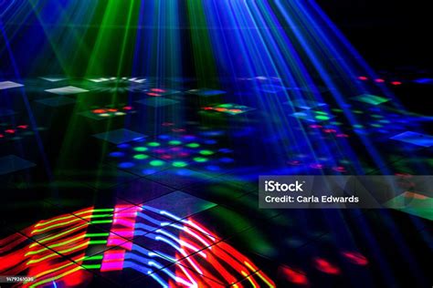 밝은 나이트 클럽 빨강 녹색 보라색 흰색 분홍색 파란색 레이저 조명이 연기 기계 연기를 절단하여 댄스 플로어에서 빛과 무지개 패턴을 만듭니다 배경에 보케가 있는 레이저 조명