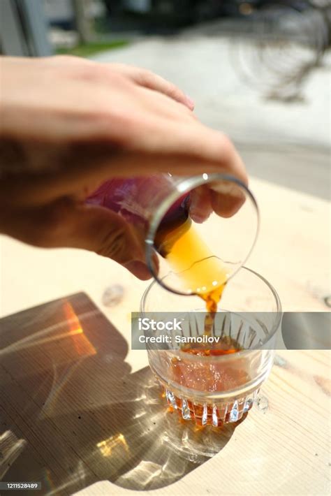 한 사람이 유리 디켄터에서 커피 필터를 유리 비커에 붓습니다 에스테틱 커피 구이에 대한 스톡 사진 및 기타 이미지 구이 러시아 머그 Istock