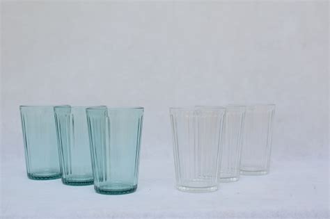 블루 투명 물 또는 주스 와인 유리의 모형 및 디자인 세트 브랜드 정체성과 회사 로고 디자인 음료 웨어 식사 및 흰색 배경에 고립에 대 한 템플릿 0명에 대한 스톡 사진 및