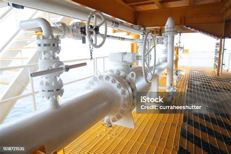 자동화 시스템에의 한 생산 오일 및 가스 공정 및 제어를 위한 오일 및 가스 플랫폼의 파이프라인 석유 및 가스 산업의 운영자 제어 제품 0명에 대한 스톡 사진 및 기타