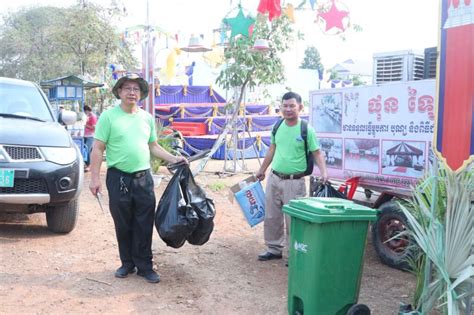 មន្ត្រីបរិស្ថាន ចុះសំអាតអនាមយ័បរិស្ថាន នៅទីតាំងកន្លែងប្រារព្ធព្រឹត្តិការណ៍សង្ក្រាន្ត