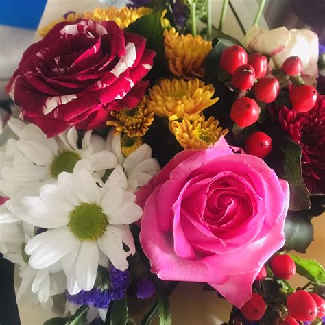 Материал маш сайн загвар шинэ төрөл бүрийн загварын юбка бэлэн аваад ирлээ Хот дотор хүргэлттэй