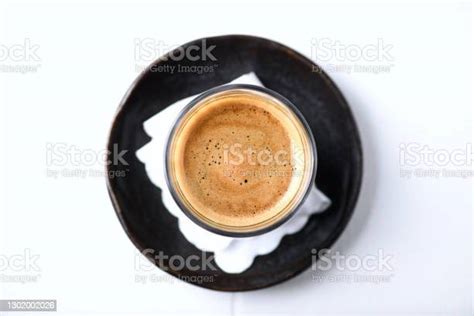 밝은 나무 배경에 유리 컵에 커피 맨 위 보기입니다 복사 공간을 복사합니다 0명에 대한 스톡 사진 및 기타 이미지 0명 달콤한 음식 마실 것 Istock