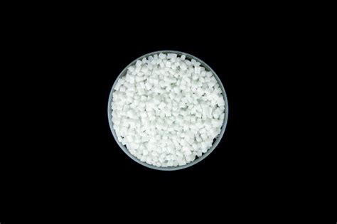 투명 폴리프로필렌 폴리프로펜 폴리스티렌 폴리에틸렌 열가소성 폴리머 Hdpe 및 플라스틱 원료 펠릿 또는 검은 색 배경에 분리 된 과립 거친 필름 효과에 대한 스톡 사진 및