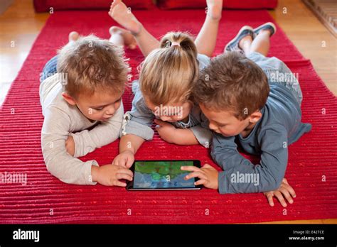 Jungen und Mädchen Stockfotos und bilder Kaufen Alamy