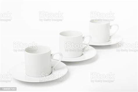 흰색 배경에 고립 된 커피에 대한 여러 흰색 도자기 컵과 접시 0명에 대한 스톡 사진 및 기타 이미지 0명 그릇 깨끗한