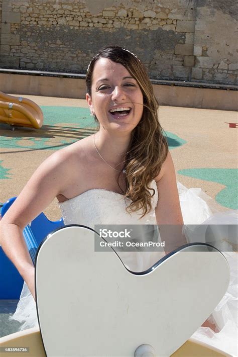 테크에서 사랑스러움 아름다운 집에서 카메라를 보고 미소 2015년에 대한 스톡 사진 및 기타 이미지 2015년 결혼식 금발 머리 Istock