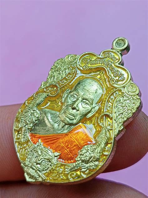 เหรียญพยัคฆ์บารมี 168 รุ่น 2 หลวงพ่อพัฒน์ ปุญญกาโม เนื้อทองทิพย์ลงยาเหลืองลงยาจีวร เลขโค้ด 293