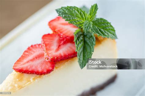 흰 접시에 딸기와 민트 잎을 곁들인 맛있는 치즈 케이크 조각 건강한 식생활에 대한 스톡 사진 및 기타 이미지 건강한 식생활 과일 구도 Istock