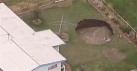 자고 일어나니 내 집 뒷마당에 싱크홀이