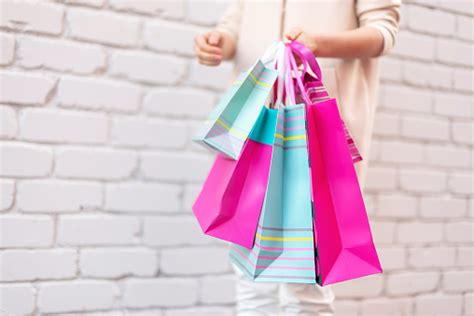 쇼핑 개념입니다 벽돌 배경 근처 구매와 쇼핑 백의 무리를 들고 소녀 공간을 복사합니다 판매 할인 블랙 프라이데이 컨셉 쇼핑몰 및 아울렛 가방에 대한 스톡 사진 및 기타