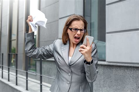 스마트 폰 화가 구겨진 계약에 외치는 도시 거리에 서있는 안경을 쓴 비즈니스 여성 경영자에 대한 스톡 사진 및 기타 이미지 경영자 금발 머리 기업 비즈니스 Istock