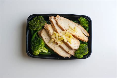 테이크아웃 또는 이동 식 음식은 이동 상자에 담겨 제공됩니다 유기농 건강 식품 스테이크 닭고기 파스타 감자 신선한 과일 및 찐 야채 클래식 아메리카 점심 또는 저녁 테이크