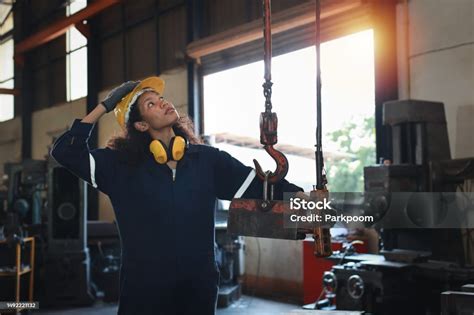 안전 안전모 서 있고 유지 보수 작업을 하거나 중공업 제조 공장에서 오버헤드 크레인 원격 제어를 확인하는 보호 유니폼을 입은 기술자 엔지니어 또는 작업자 여성 16 17
