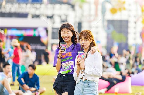 여자 친구가 음악 축제에 함께 참석합니다 사진 무료 다운로드 Lovepik