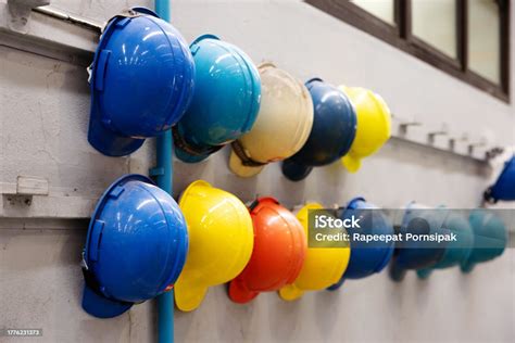 안전 건설 노동자 모자 블루 화이트 옐로우 오렌지 건설 팀의 팀워크는 품질이 있어야합니다 그것은 엔지니어 여부 건설 노동자 직장에서 착용할 헬멧을 착용하십시오 직장에서의