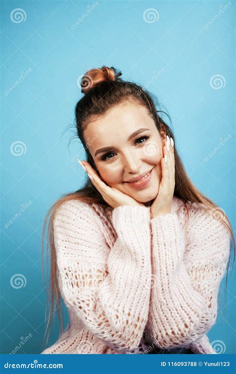 Ragazza Moderna Abbastanza Adolescente Dei Pantaloni A Vita Bassa Dei Giovani Che Posa Felice