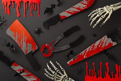 할로윈 감각으로 공간을 변화시키세요 피 묻은 줄무늬 미치광이 도구 칼 톱 식칼 식칼 거미 좀비 해골 손 검은색 배경의 박쥐