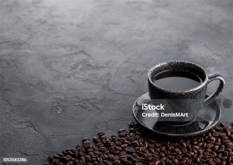 블랙 커피 컵 접시와 검은 돌 부엌 테이블 배경에 신선한 커피 콩 텍스트를 위한 공간 0명에 대한 스톡 사진 및 기타 이미지