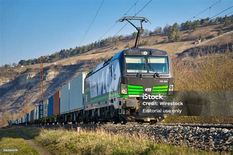 컨테이너 열차는 Wlc의 클래스 193 전기 기관차에 의해 Thuengersheim을 통과합니다 0명에 대한 스톡 사진 및 기타 이미지 Istock