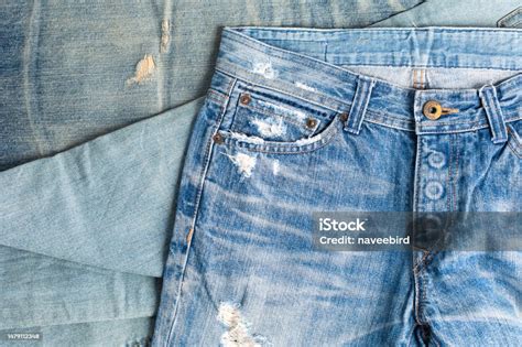 텍스트 디자인 배경을 위한 복사 공간이 있는 솔기 질감 배너가 있는 파란색 데님 청바지 캔버스 데님 패션 청바지와 포켓 질감 파노라마 패션 배너 0명에 대한 스톡 사진 및