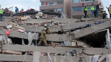 Nova ОТ ЕПИЦЕНТЪРА Спасителни екипи вадят оцелели след земетресението в Турция Nova