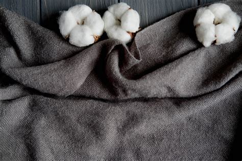 실제 목화 꽃 회색 모직 직물 및 나무 배경에 연꽃 배너 프레임 인사말 카드에 대 한 기초입니다 꽃이 있는 텍스트 프레임 0명에 대한 스톡 사진 및 기타 이미지 Istock