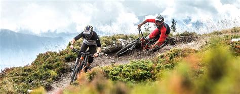Downhill-Ausrüstung: Tipps für Protektoren, Helm & Co.