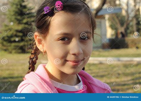 Retrato De La Chica Joven Foto De Archivo Imagen De Hierba 4449786