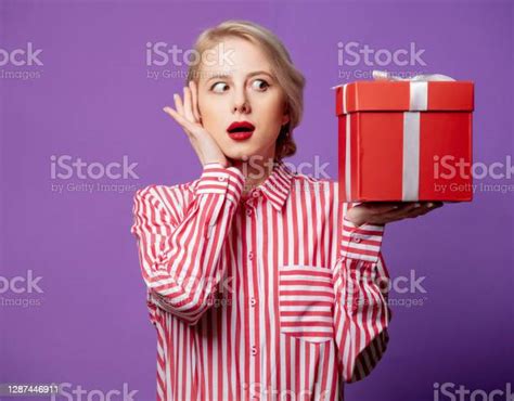 보라색 배경에 선물 상자와 빨간 줄무늬 셔츠에 아름다운 여자 30 34세에 대한 스톡 사진 및 기타 이미지 30 34세 공휴일 귀여운 Istock