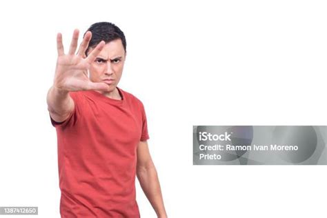 흰색 배경에서 중지 제스처를 보여주는 남성 모델 그만해 손짓에 대한 스톡 사진 및 기타 이미지 그만해 손짓 남자 스페인 Istock