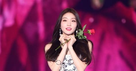 청하 팬들을 향해 하트 발사