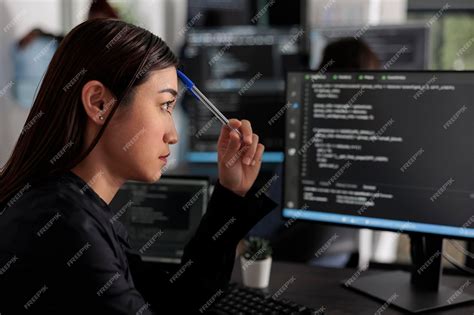 html 스크립트 개발에서 생각하고 html 코드를 만들기 위한 아이디어를 브레인스토밍하는 생각에 잠겨있는 아시아 it