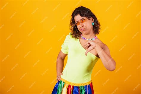 Linda Garota Brasileira Afro Americana Com Roupas De Carnaval Sinal De