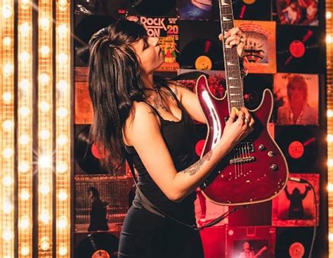 Female Guitarists And Singers