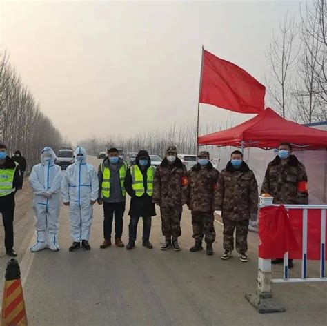 河南省扶沟县筑牢疫情防控“迷彩防线”民兵人员站卡