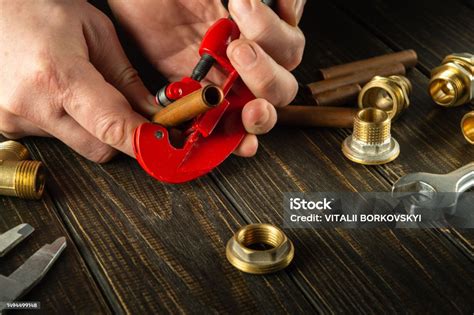 배관공의 손이 파이프 절단기로 구리 파이프를 자르는 클로즈업 테이블 위의 작업장에서 가스 장비 설치 또는 수리 강철에 대한 스톡 사진 및 기타 이미지 Istock