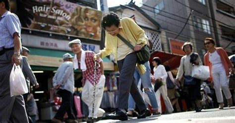 고령화에 허리휘는 청년층日 자산많은 노인 복지비용 부담 늘린다