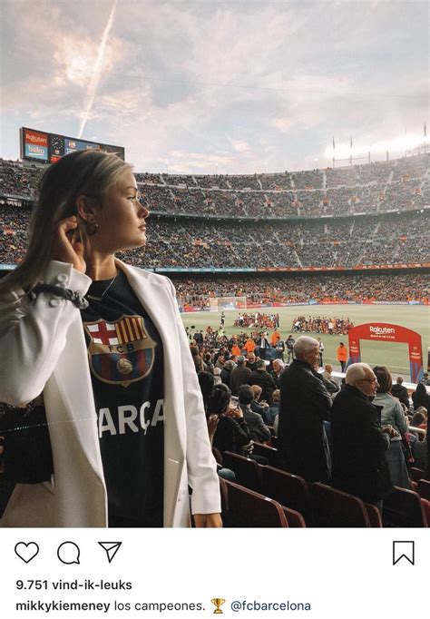 واکنش دوست دختر دی یانگ به قهرمانی بارسلونا در لالیگا اسپانیا طرفداری