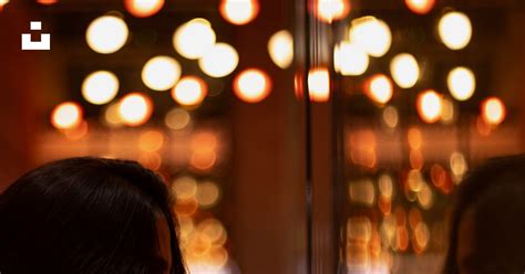 여자는 거울에 비친 자신의 모습을 보며 몸짓을 하고 있다 사진 Unsplash의 무료 여자 이미지