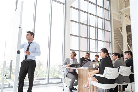 회의 중에 동료에 게 프레젠테이션을 제공 하는 비즈니스 임원 오피스 컨셉의 브리핑 프로젝트 경영자에 대한 스톡 사진 및 기타