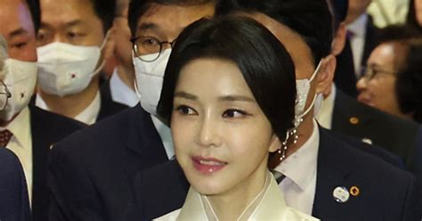 복장 차분해진 김건희 여사 단독 일정 없이 尹 동행만