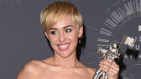 Miley Cyrus Homeless Vma Date Auctioning Her Trophy On Ebay