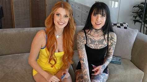 俏皮和可繁殖的室友使用约会应用程序寻找第三个 Awlivv， Elly Clutch