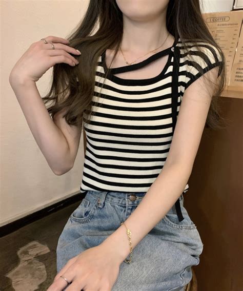 포앤바이앤 4colors 돌먼 스트라이프 크롭 니트티 라운드넥 단가라 줄무늬 반팔 슬림핏 사선 스트랩 니트탑 단정한 깔끔한 캐주얼 사무실 출근룩 대학생 캠퍼스룩