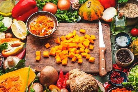 음식 배경입니다 도마에 얇게 썬 호박과 칼 야채 버섯 뿌리 향신료 완전 채식 요리 재료 건강한 식습관 다이어트 편안한 느린 음식